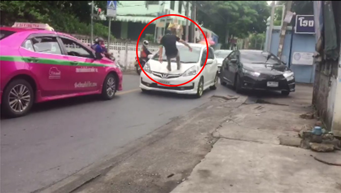 Road rage: Crazy cabbie jumps on farang's car like he’s freaking Tony ...