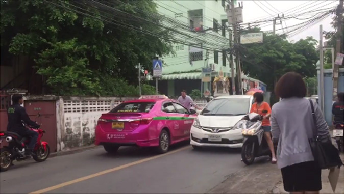 Road rage: Crazy cabbie jumps on farang's car like he’s freaking Tony ...
