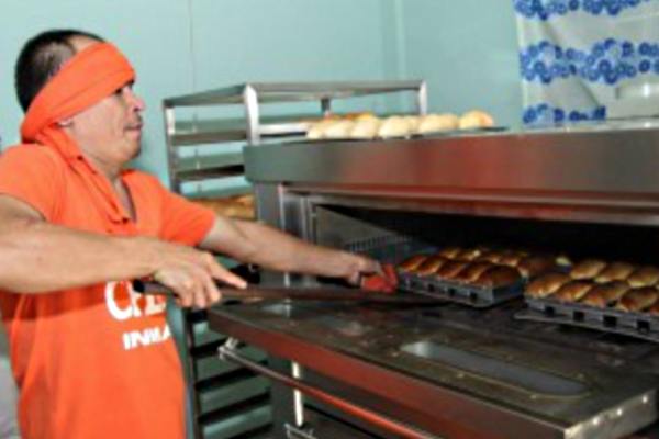 Cebu Dancing Inmates learn how to bake | Coconuts