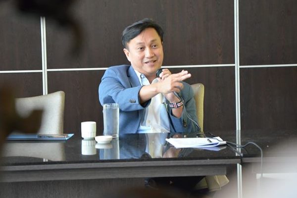 MMDA chair to motorists: Don't give gifts to traffic enforcers | Coconuts MMDA chair to motorists: Don't give gifts to traffic enforcers | Coconuts