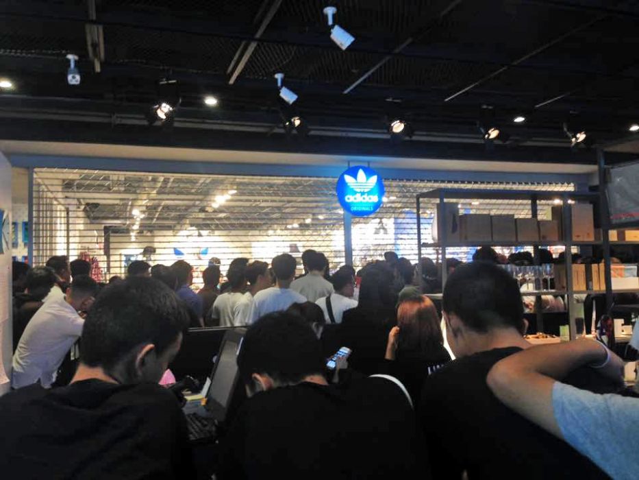 Sneaker scuffle: Thais battle over limited Adidas trainers (VIDEO ...