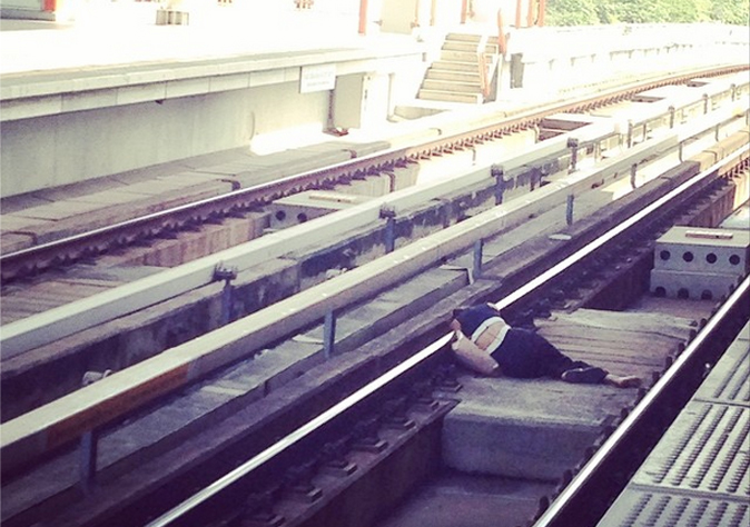 Woman falls onto BTS Mo Chit tracks