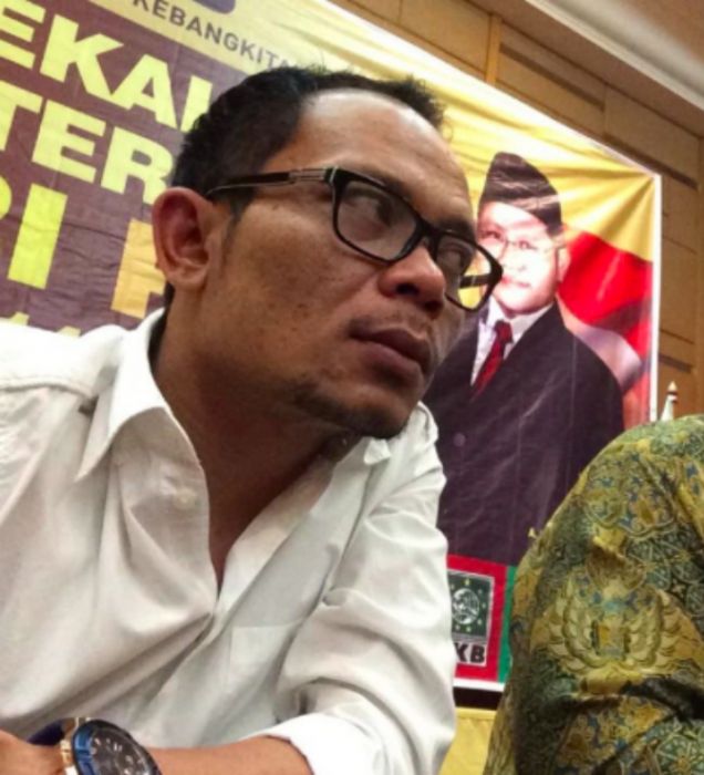 Refused entry, Minister of Manpower Muhammad Hanif Dhakiri climbs over ...