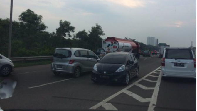 Only in Jakarta: car drives against traffic… on toll road | Coconuts