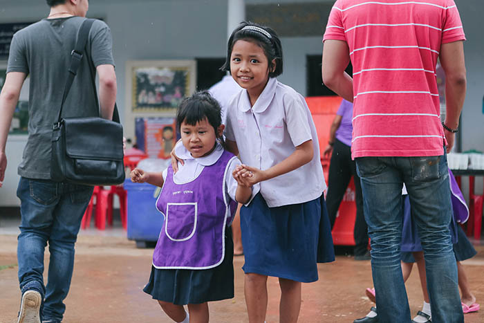 Chula students share goodwill and some English with border kids | Coconuts