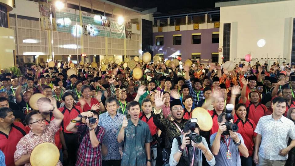 425-strong kompang ensemble breaks Singapore record | Coconuts