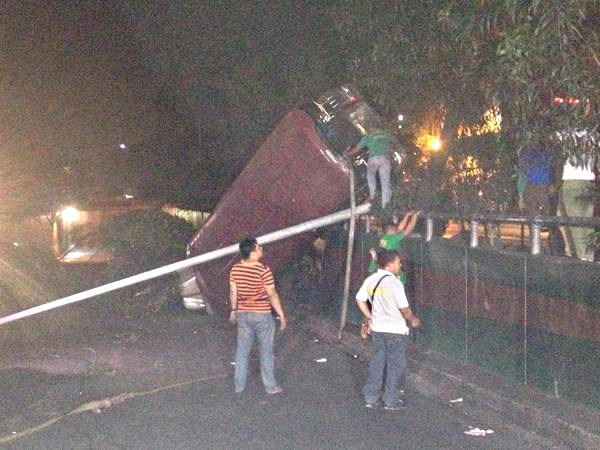 Jeepney crashes into Lagusnilad, 11 people hurt | Coconuts