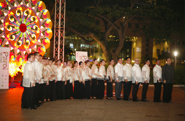 Look: Giant 'parols' in Singapore to mark start of Christmas season ...