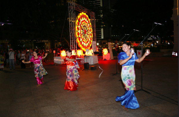 Look: Giant 'parols' in Singapore to mark start of Christmas season ...