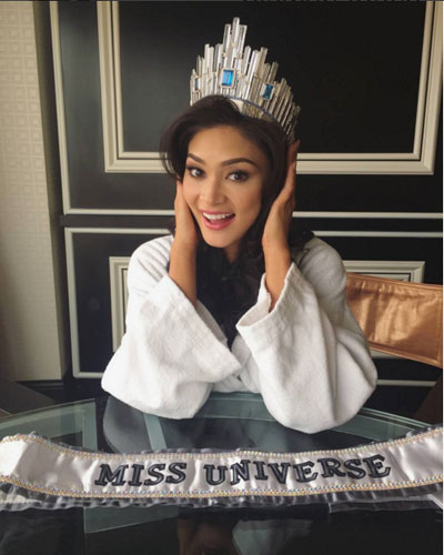 Look: Pia Wurtzbach is confidently beautiful with her crown on her head ...