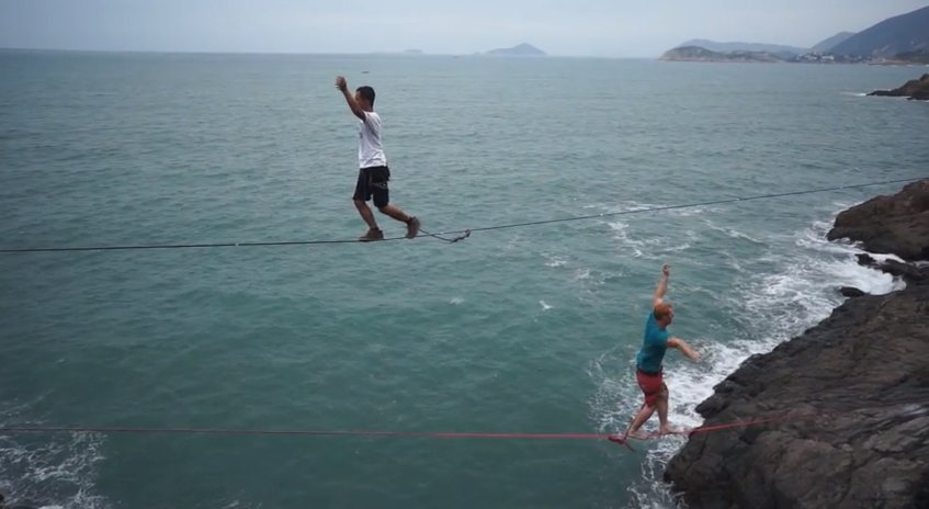 VIDEO: crazy guys slackline between Hong Kong cliffs | Coconuts