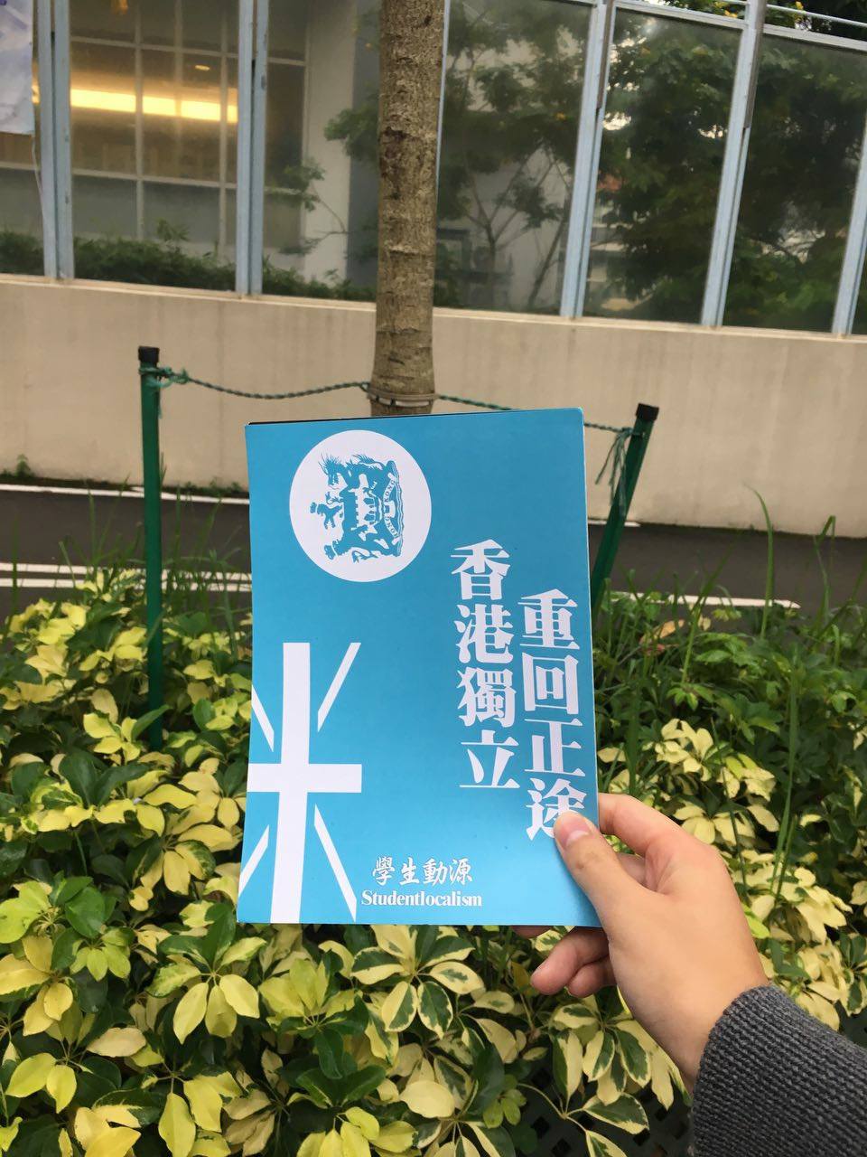 Students try to kickstart pro-independence campaign, hand out flyers at ...