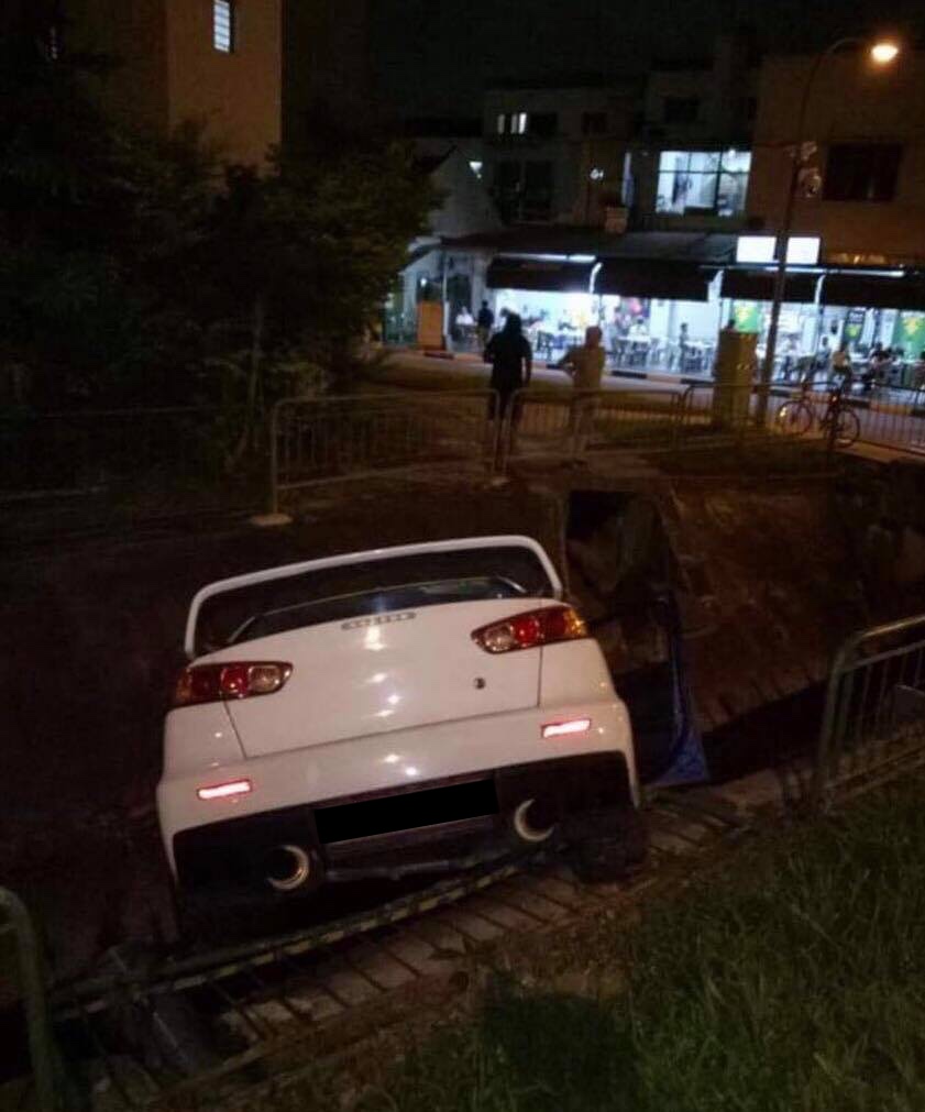 Driver flees and abandons car after crashing it into a ditch in Geylang ... Driver flees and abandons car after crashing it into a ditch in Geylang ...
