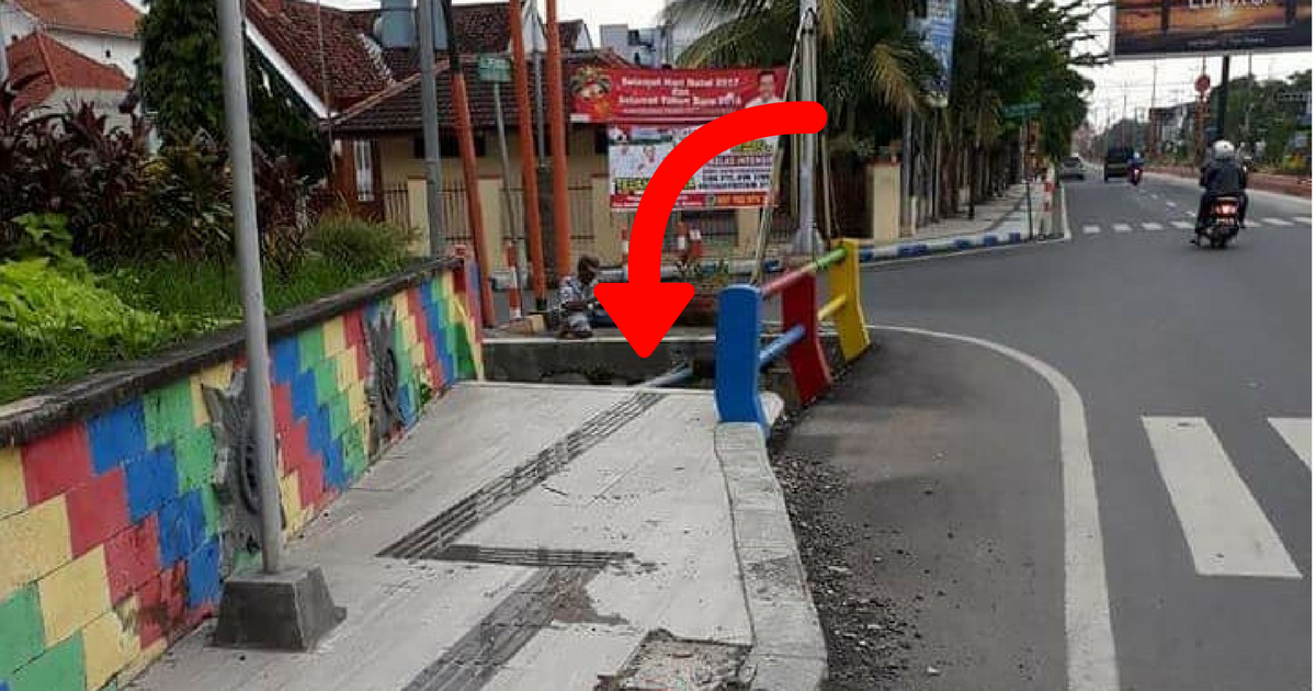 Design FAIL: Indonesian city’s sidewalk features tactile paving strip ...