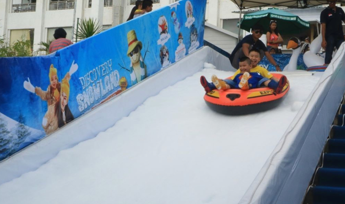 Snow in Bali: Kuta mall launches winter wonderland attraction so ...