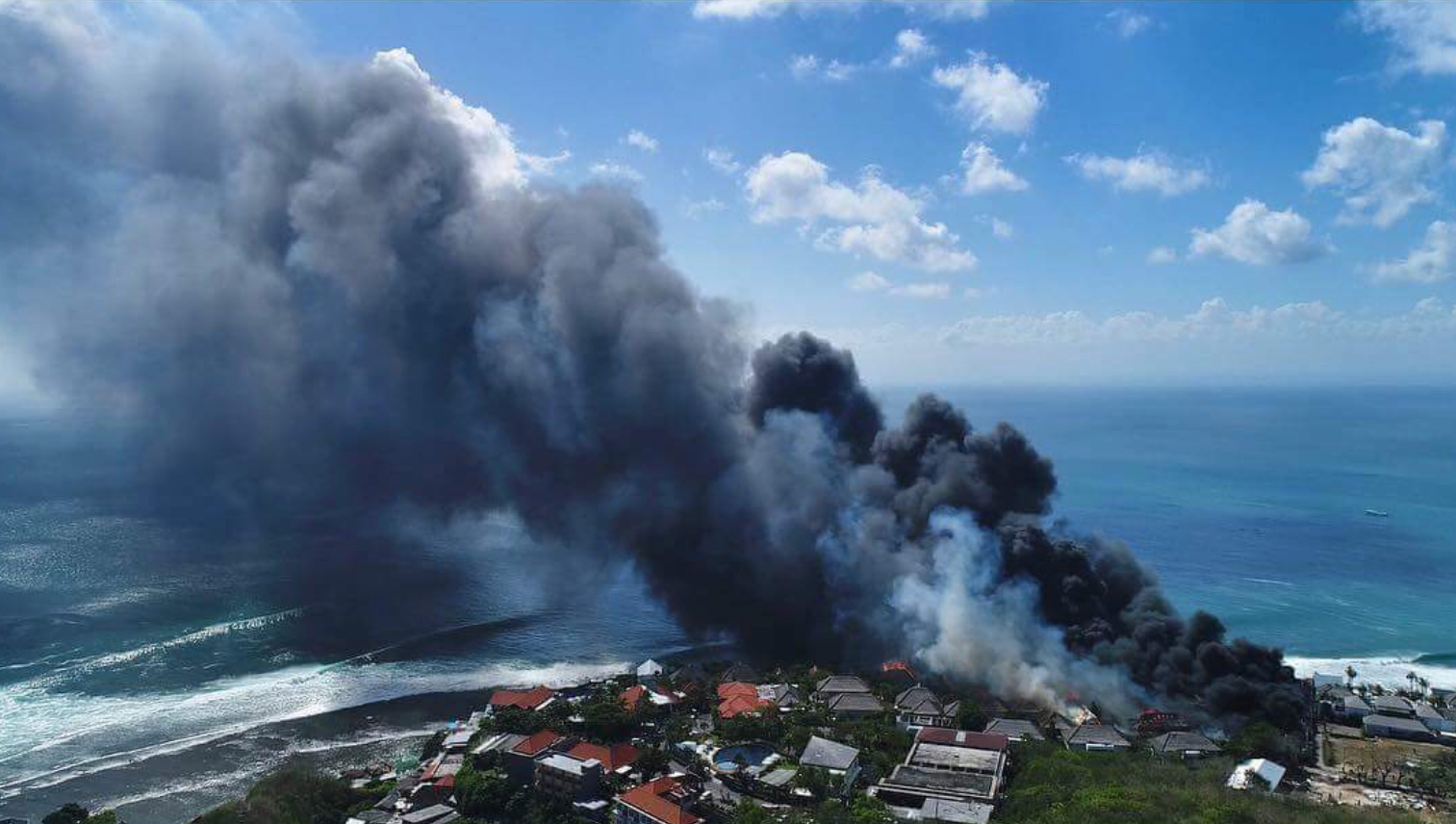 PHOTOS: Fire breaks out in Uluwatu area | Coconuts