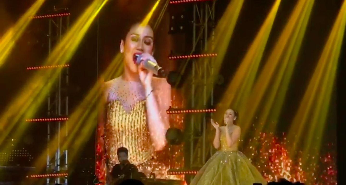 Filipino singer gets praise for missing note in concert | Coconuts