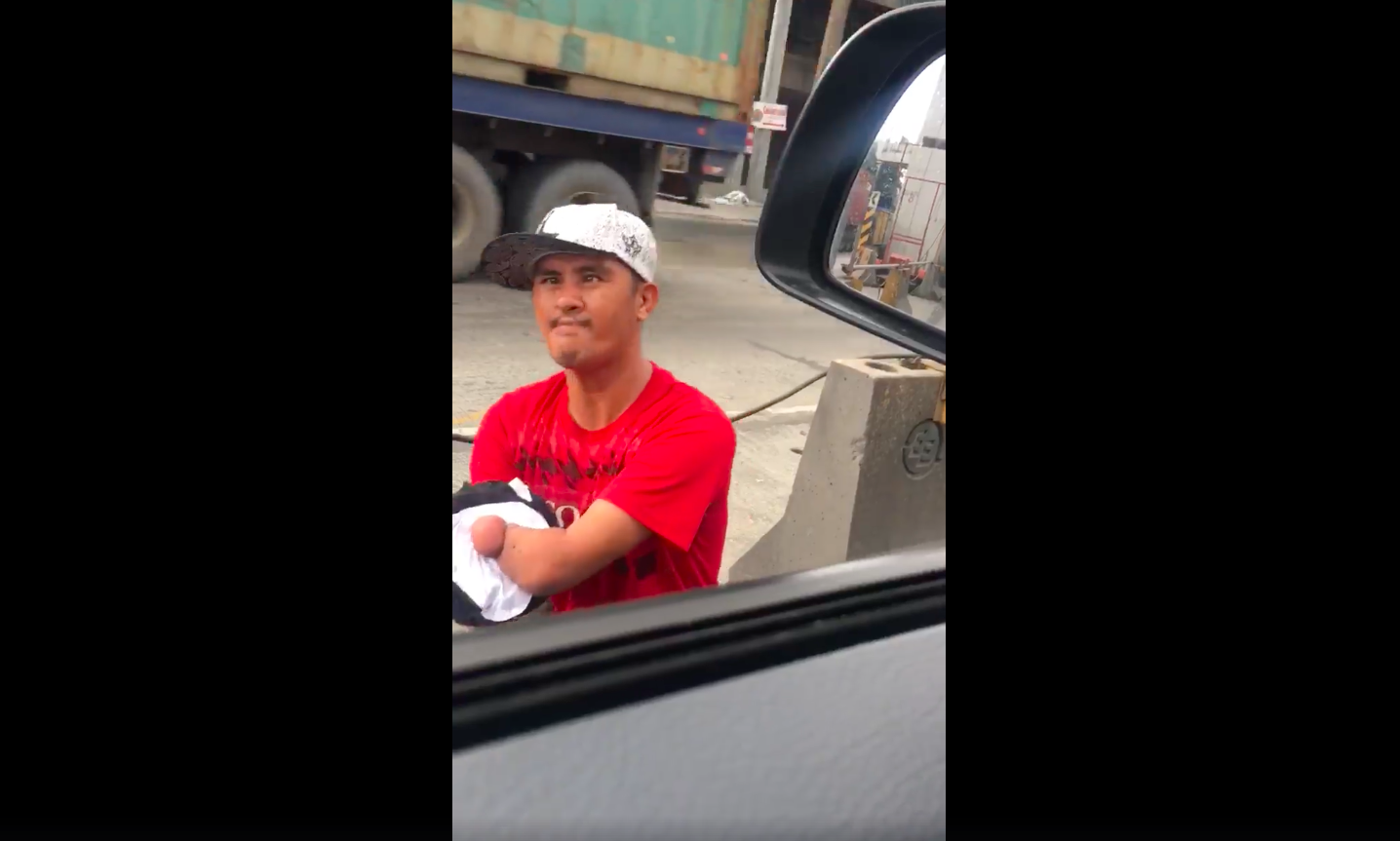 VIRAL: Man without arms and legs sells rags on streets, warms netizens ...