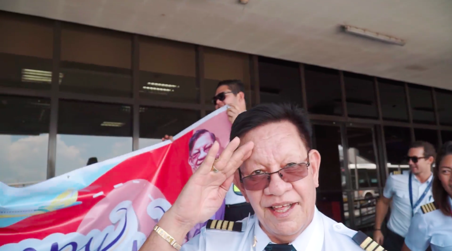 VIRAL: Pilot gives heartwarming speech on plane before retiring | Coconuts