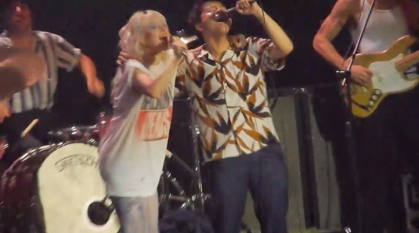 Paramore brings Filipino fan on stage to sing 'Misery Business' | Coconuts