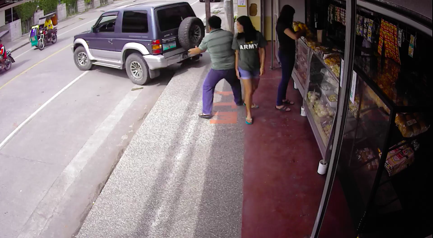 VIRAL: Car backs up by itself after driver gets off | Coconuts