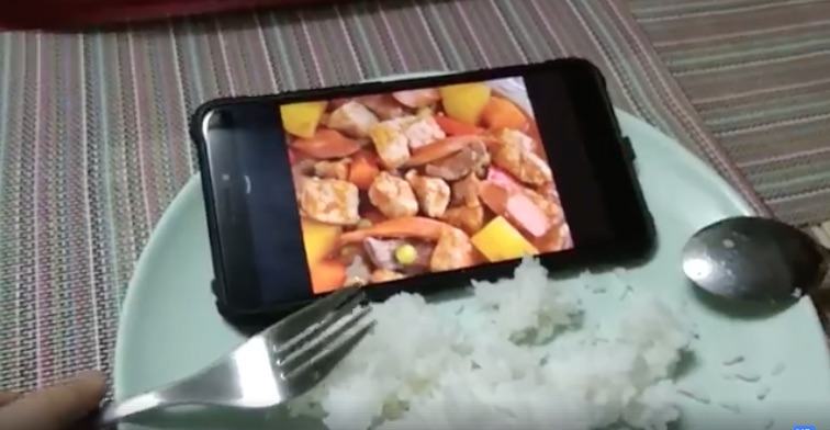 VIRAL: Guy eats rice with 'food' from phone screen | Coconuts