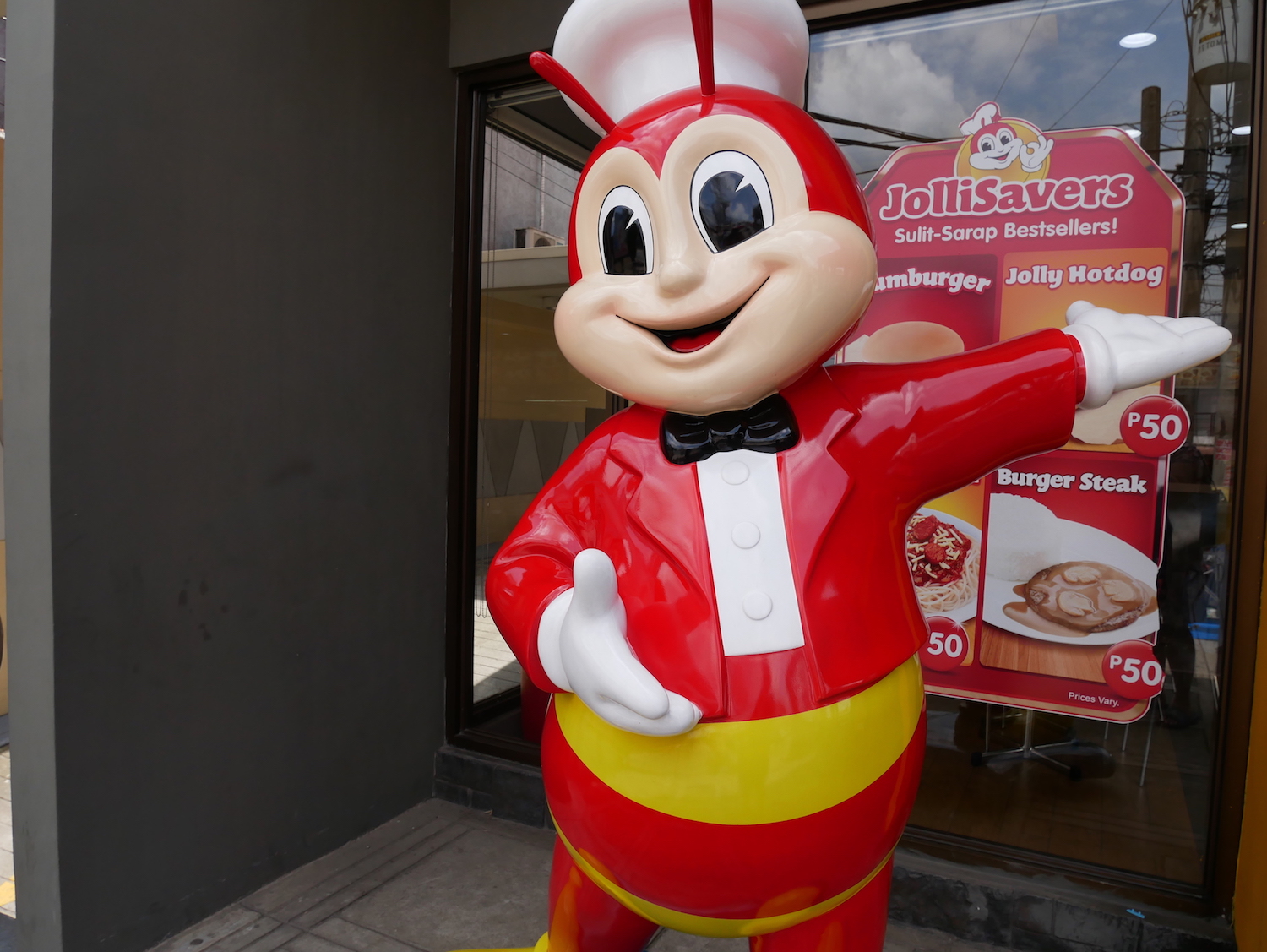Jollibee's 'Amazing Aloha Yumburger' with pineapple and bacon is back ...