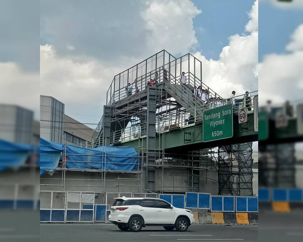 Netizens aren't crazy about this overpass over a footbridge in Quezon ...