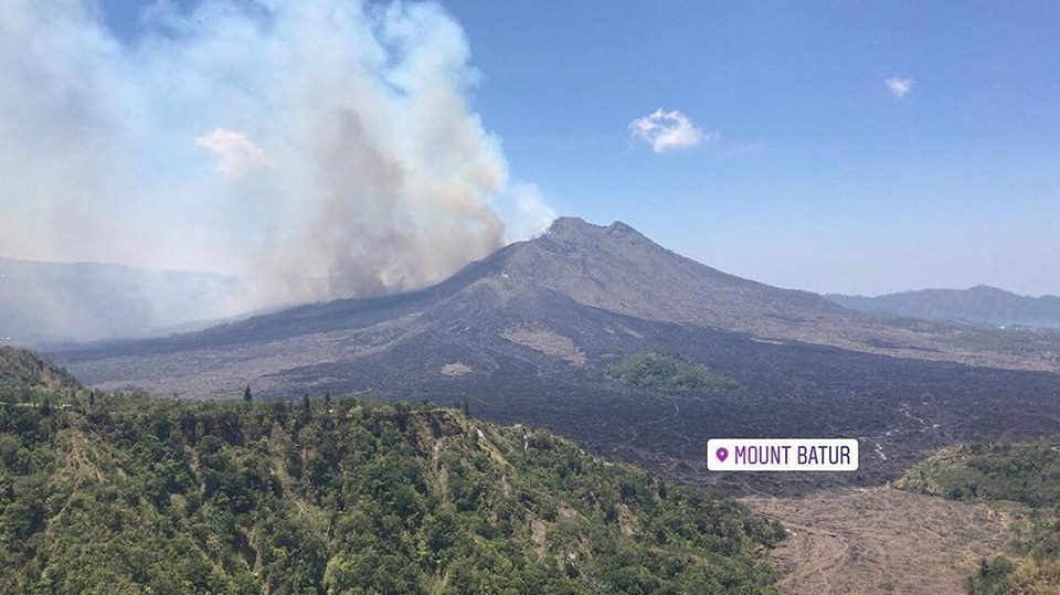 Bali Volcano Fires: Forest fire on Mount Agung slopes still burns ...