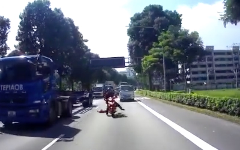 WATCH: Motorcyclist with mad skills manages to maintain balance after ...