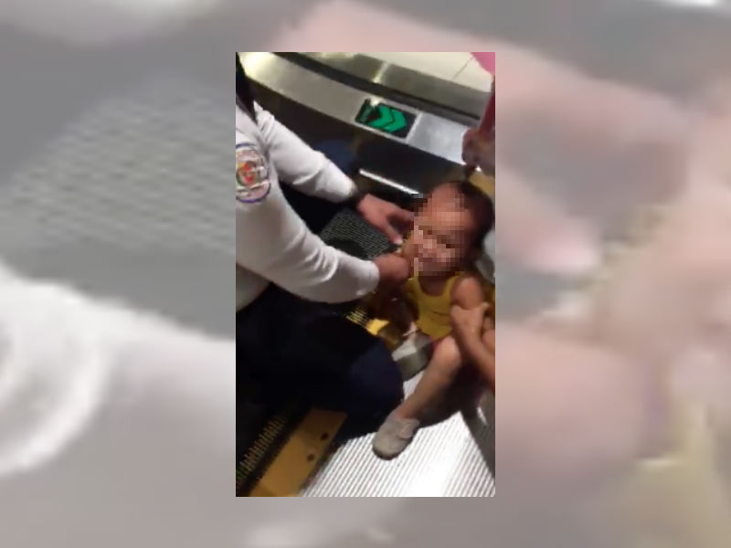 Toddler's fingers get stuck in mall's escalator | Coconuts
