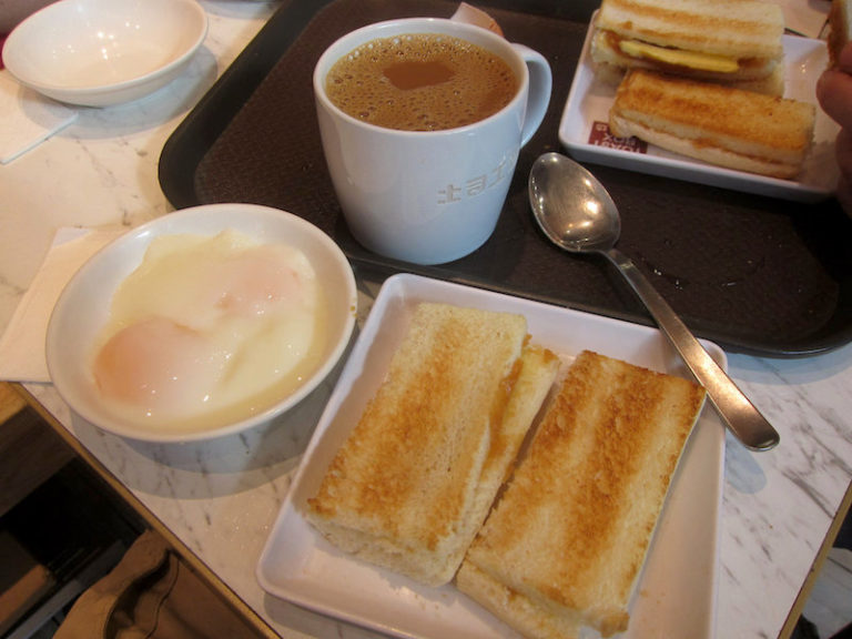 Traditional breakfasts in Singapore: The best dishes locals love and ...