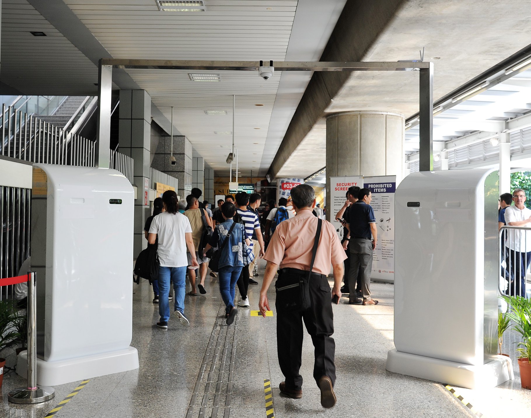 These new 'electronic guardians' make MRT stations look futuristic and ...
