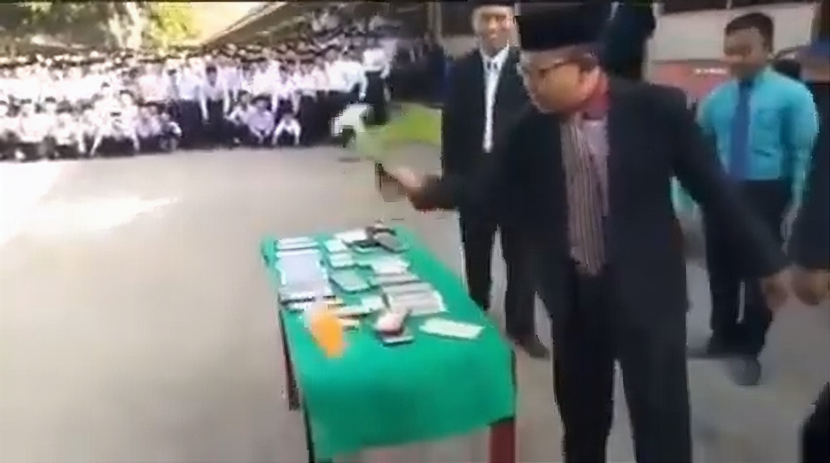 Viral: Teachers ‘play gamelan’ on confiscated cell phones, hammering ...
