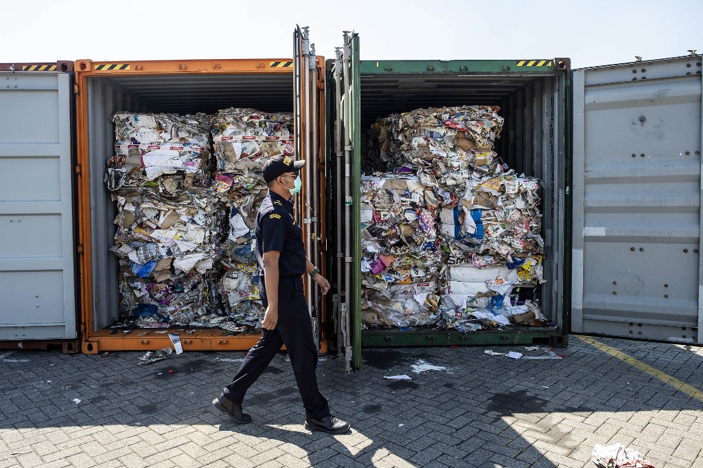 Indonesia sends back hundreds of shipping containers full of waste ...