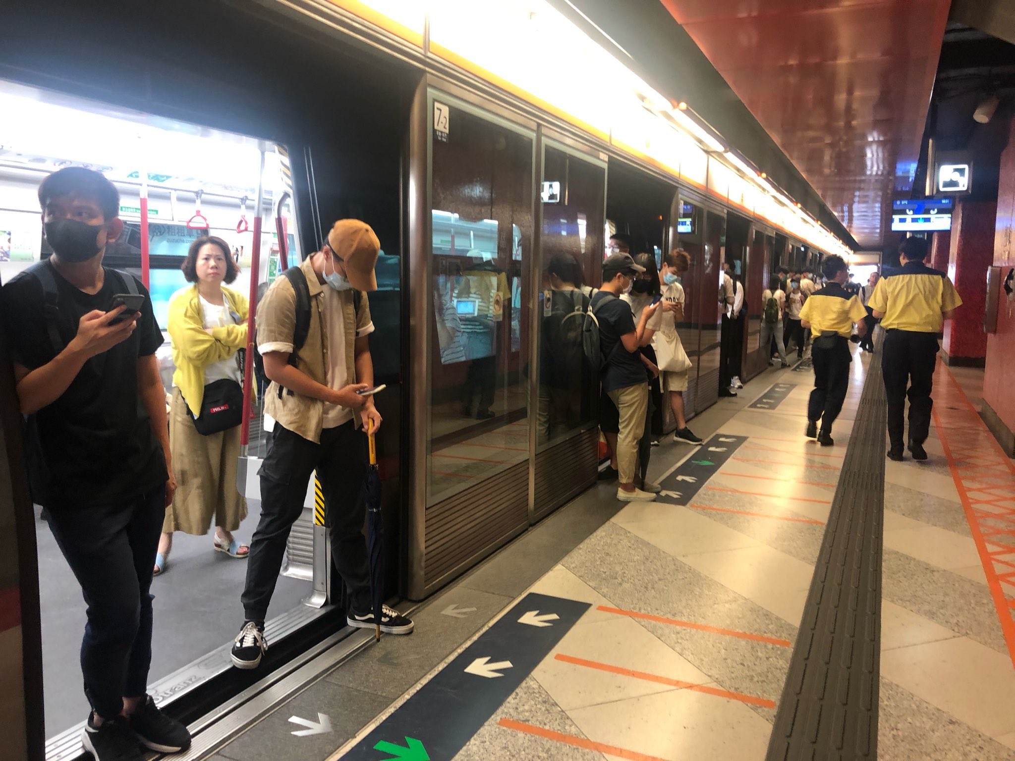 MTR grinds to a halt as protesters make good on threats | Coconuts