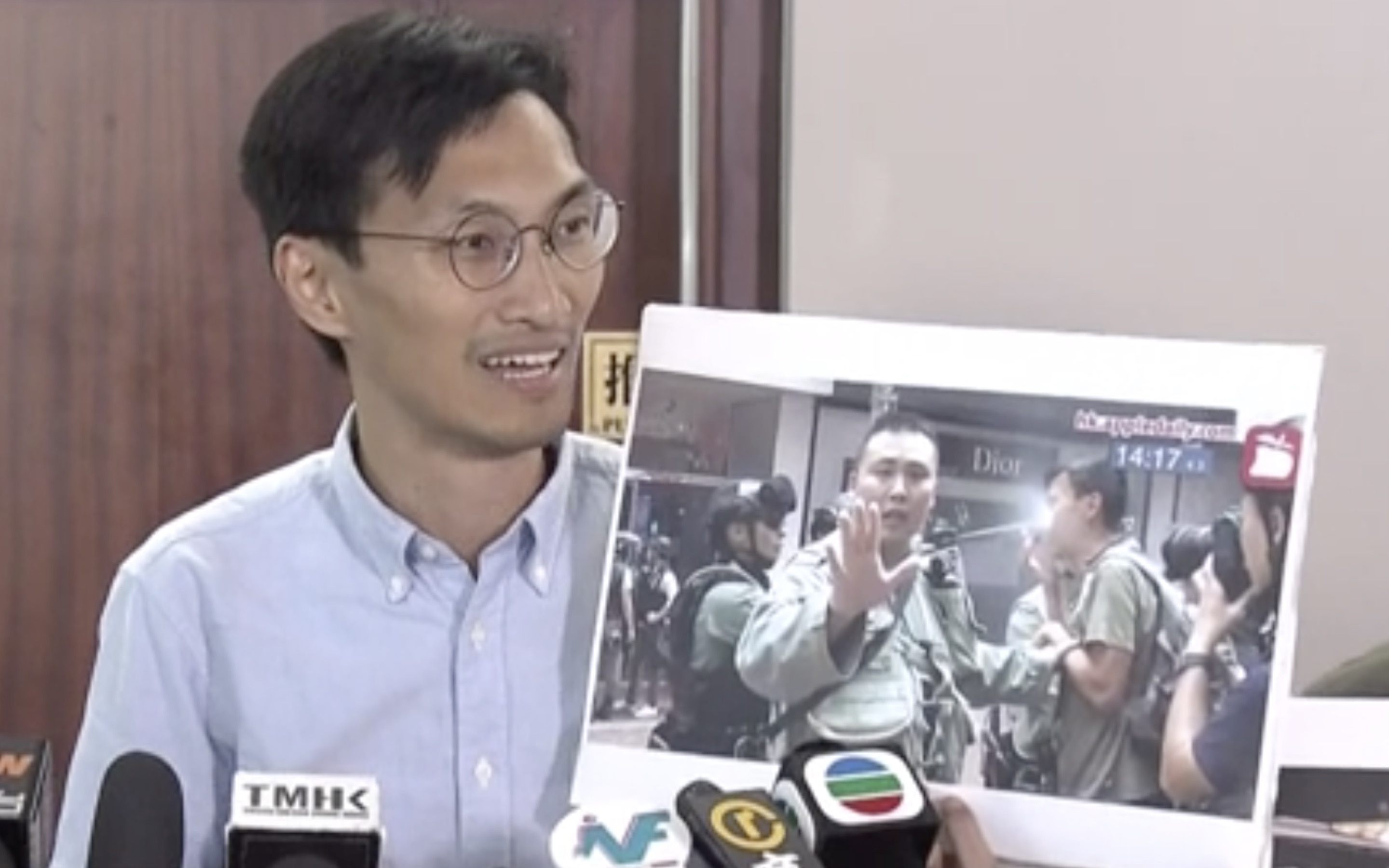 Lawmaker Eddie Chu demands ID of police officer who pepper sprayed him ...