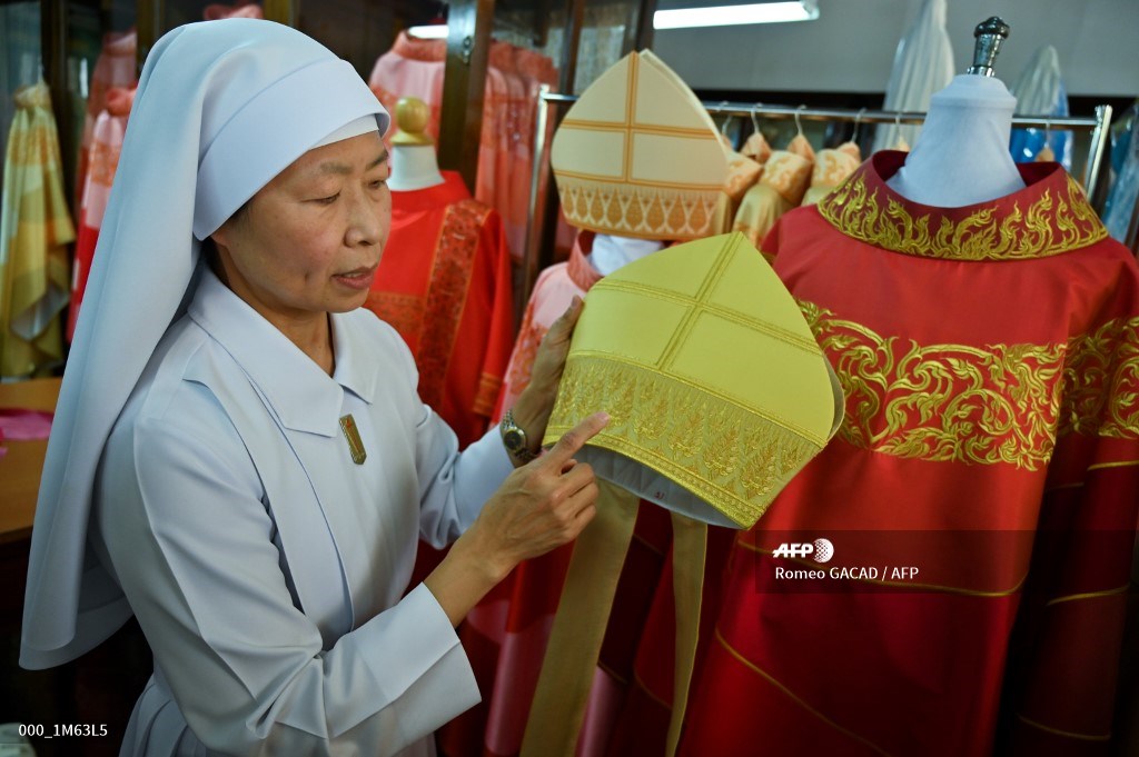 Thai convent weaves 'beautiful' robes for Pope Francis visit | Coconuts