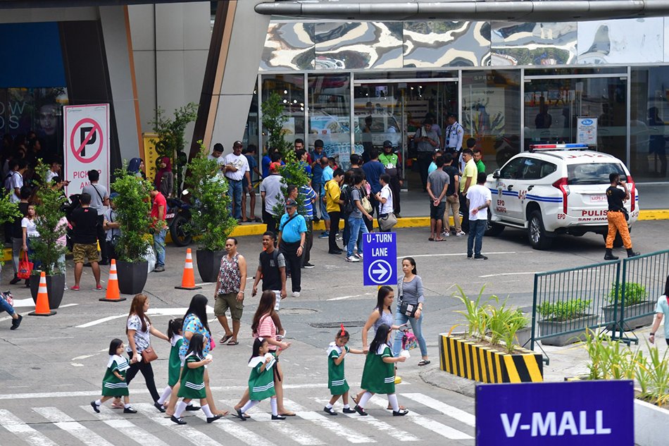 UPDATED: Hostage crisis at Greenhills mall ends as gunman surrenders ...