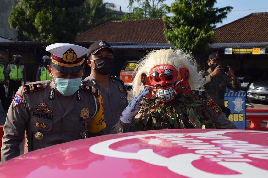Bali police officer dons terrifying ‘Leak’ mask to educate the public ...