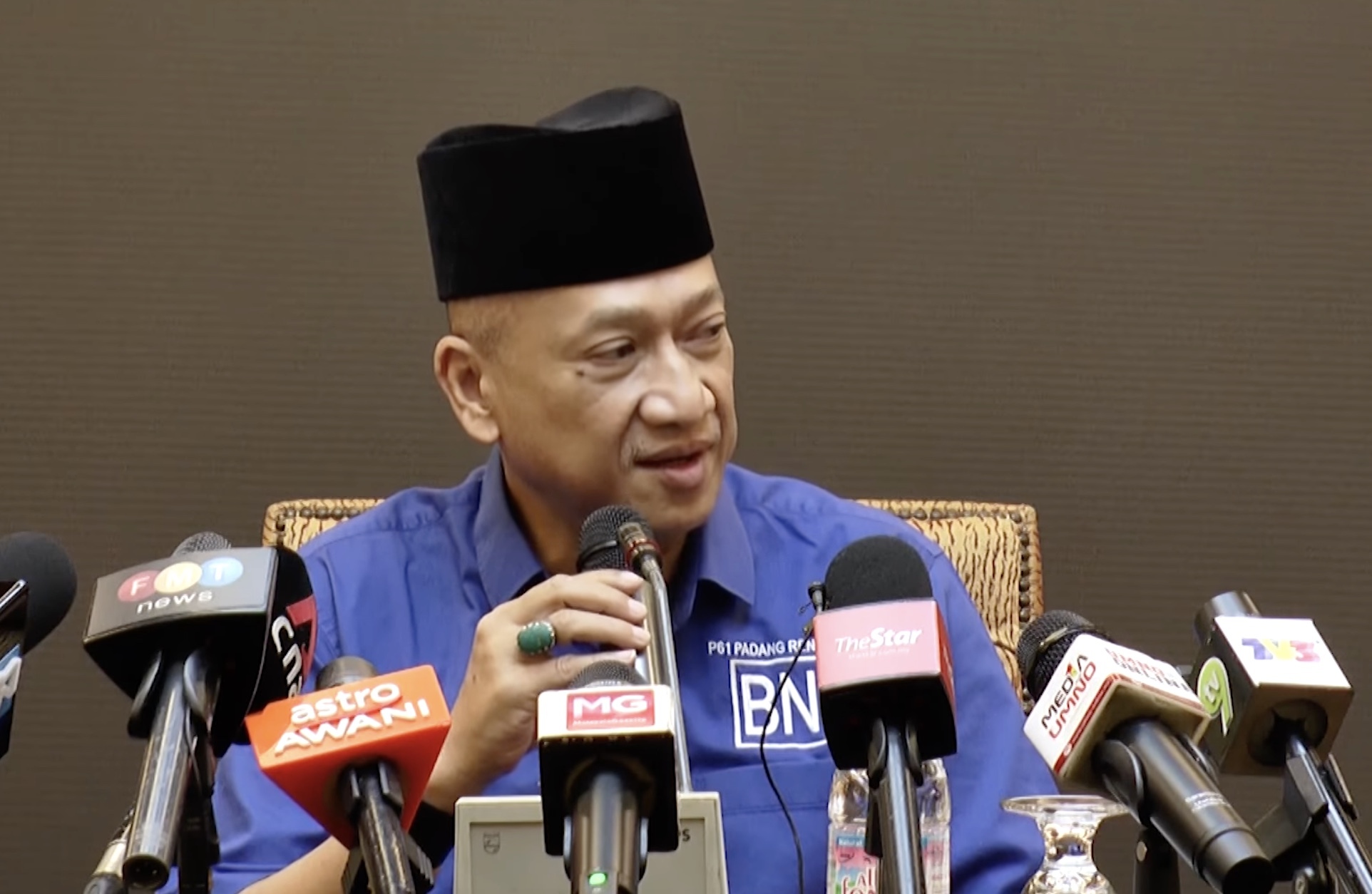 Nazri Aziz contracts COVID-19 after holding a press conference | Coconuts