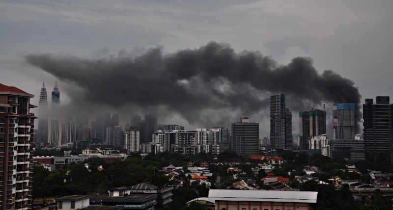 KL market blaze shrouds city in thick smoke | Coconuts