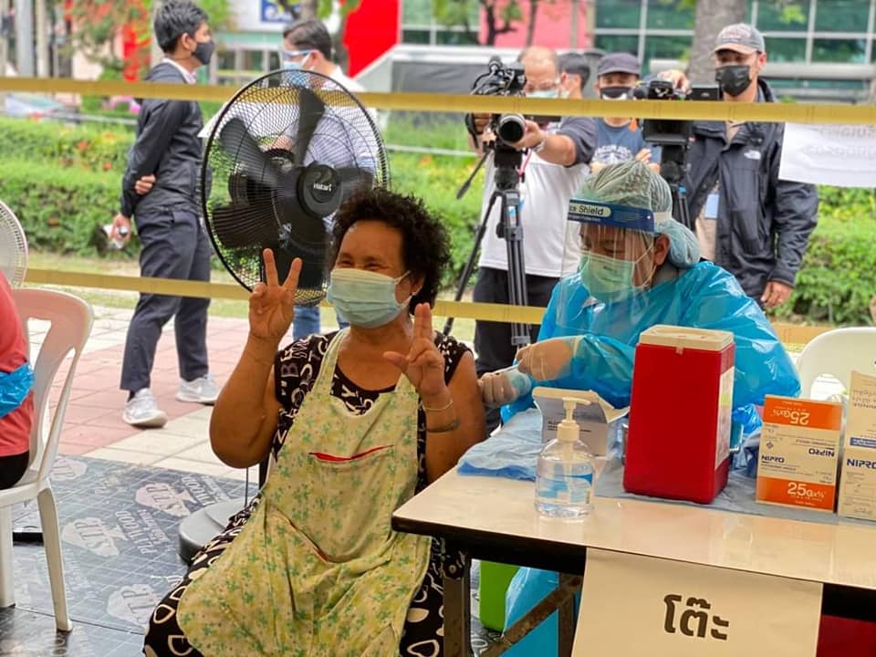 Hundreds of Khlong Toei residents get jabbed after virus erupts in ...