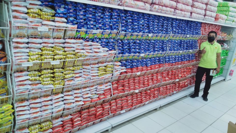 This PH flag display at a local grocery store staff in Zamboanga went ...