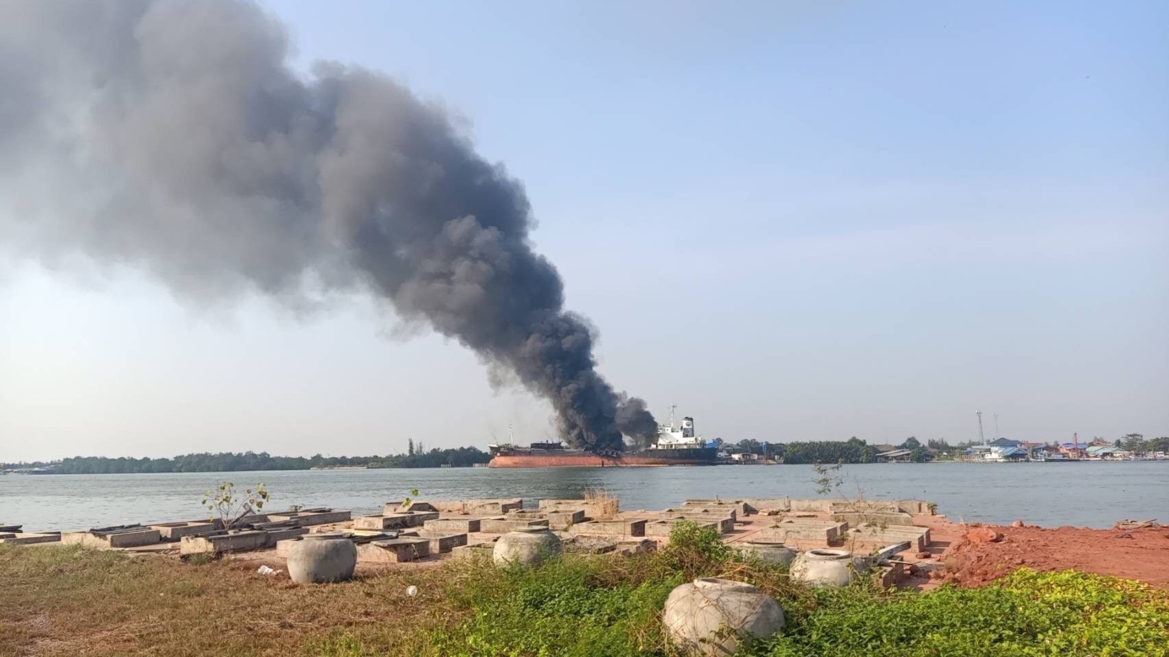 Oil tanker explosion kills 1, injures 9 | Coconuts