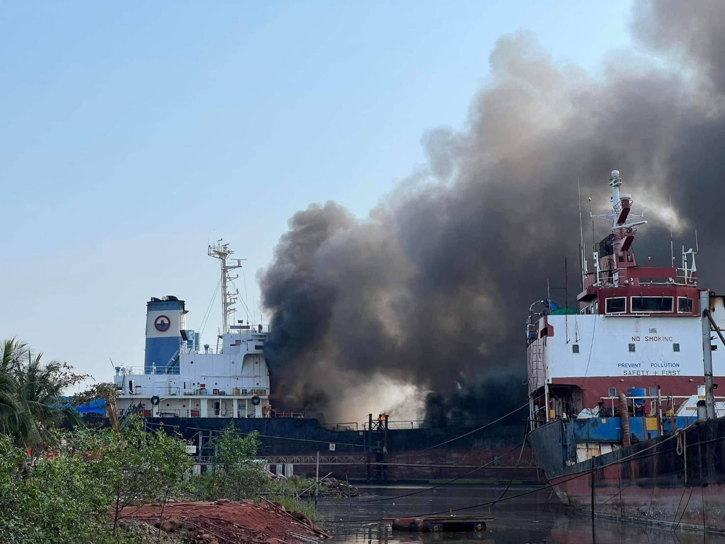 Oil tanker explodes spectacularly at Thai dock, 2 injured (Video ...