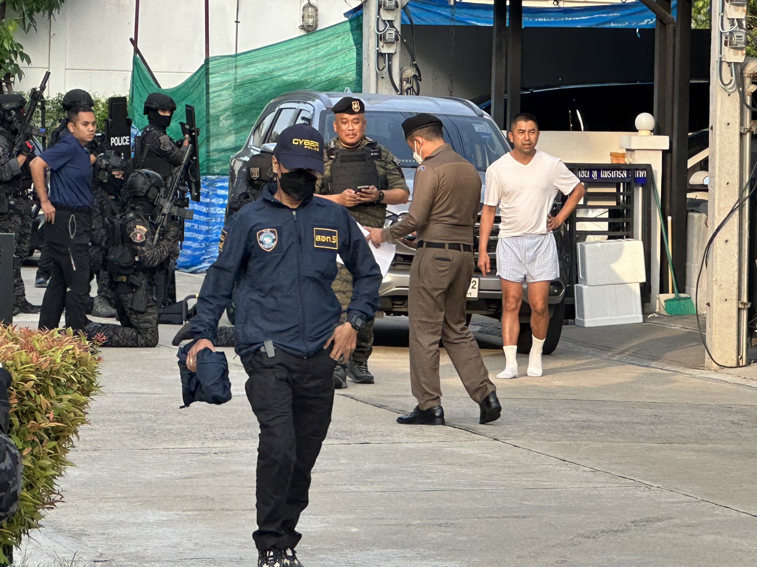 Police execute search warrant for Big Joke’s house | Coconuts Police execute search warrant for Big Joke’s house | Coconuts