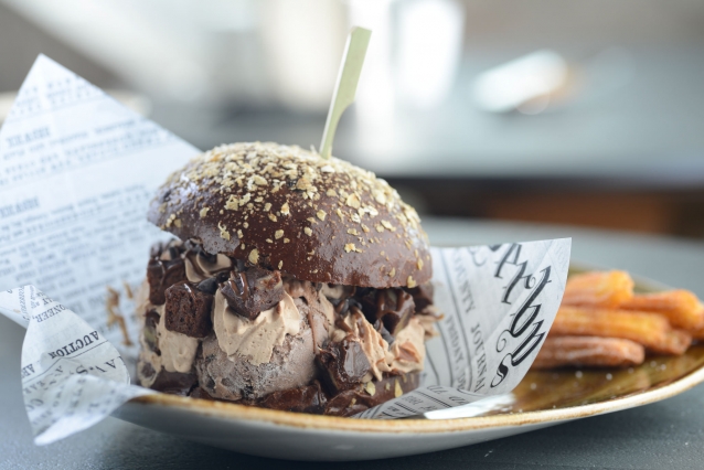 Hong Kong Lobby Lounge's ice cream burger