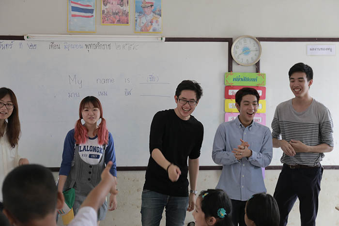 Chula students share goodwill and some English with border kids | Coconuts