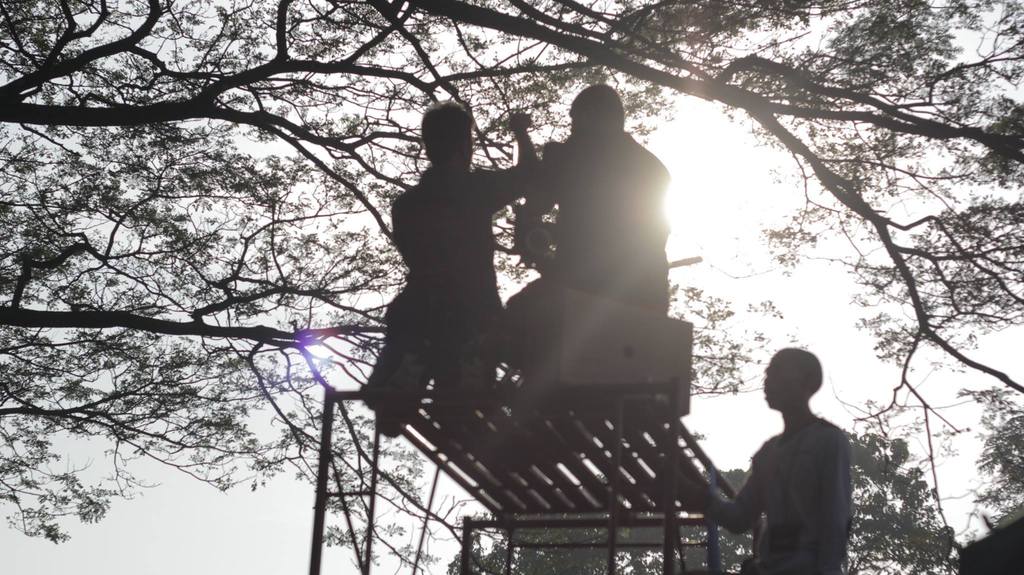 7 stills from the set of the new Kaskus movie starring Dion Wiyoko and ...